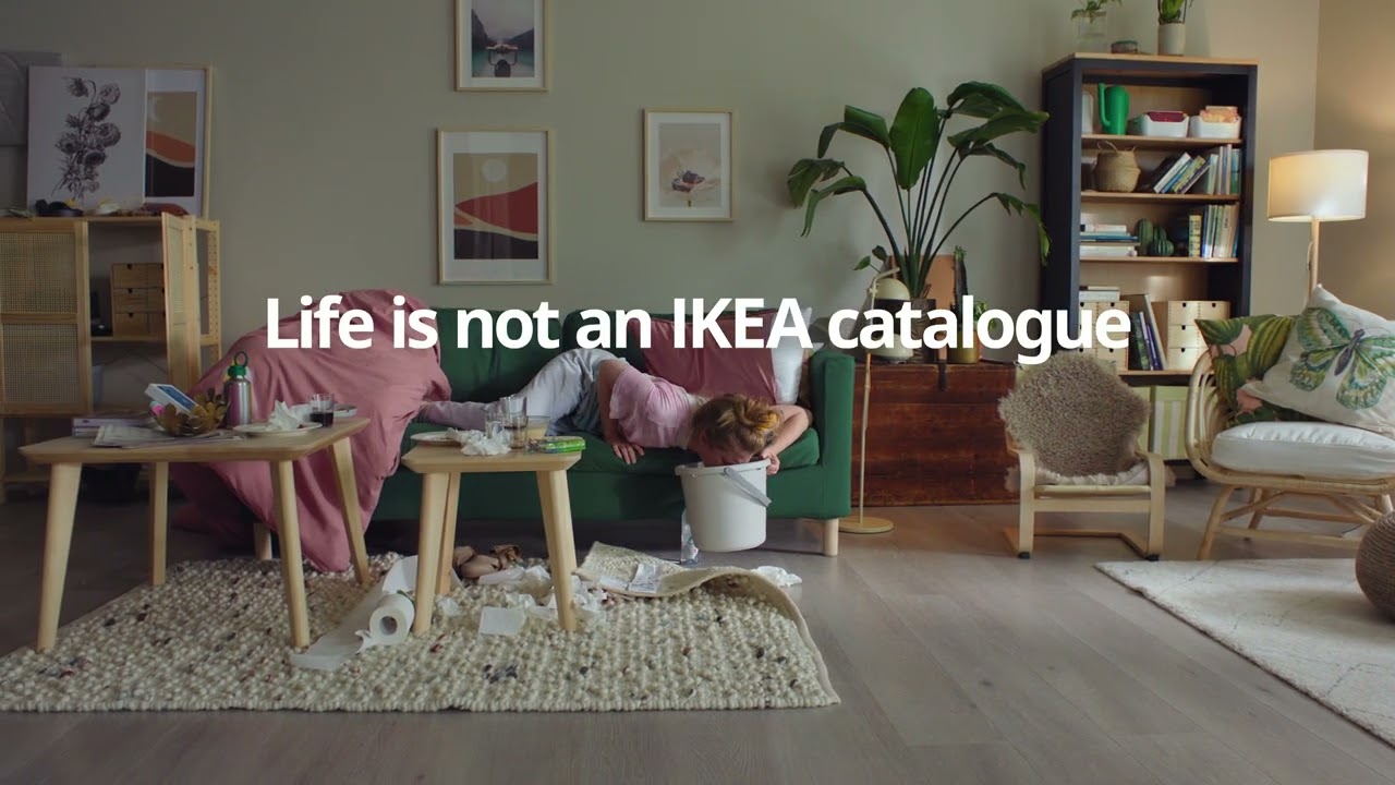 Život není jako z katalogu IKEA. I proto v její nové kampani zvrací žena na pohovce do kýble a ...